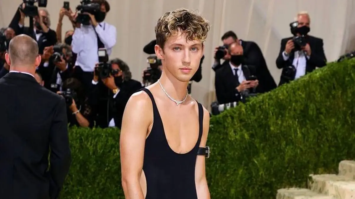 6 Gaya Seleb Pria Pakai Dress di Met Gala 2021 - Photo Fimela.com