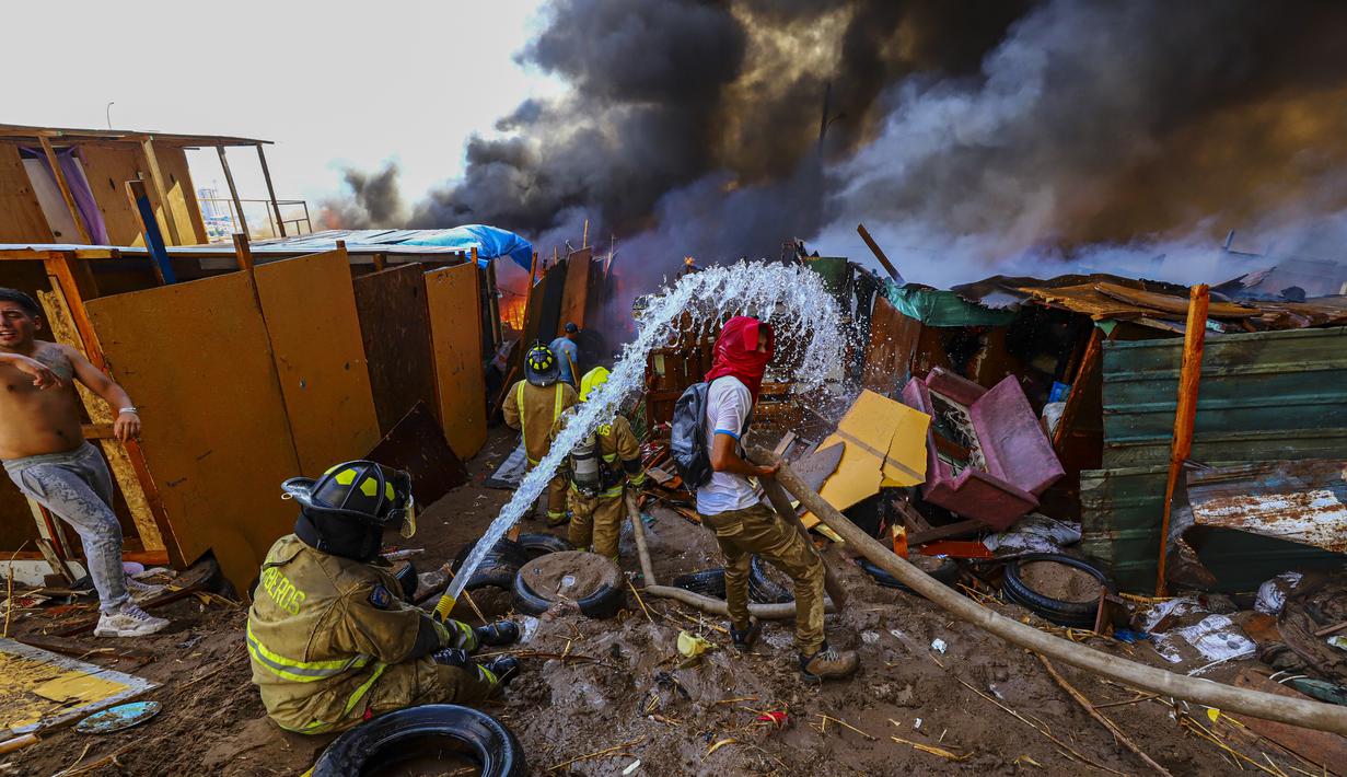 FOTO: Kebakaran Hanguskan Hampir 100 Rumah di Chile - Foto Liputan6.com
