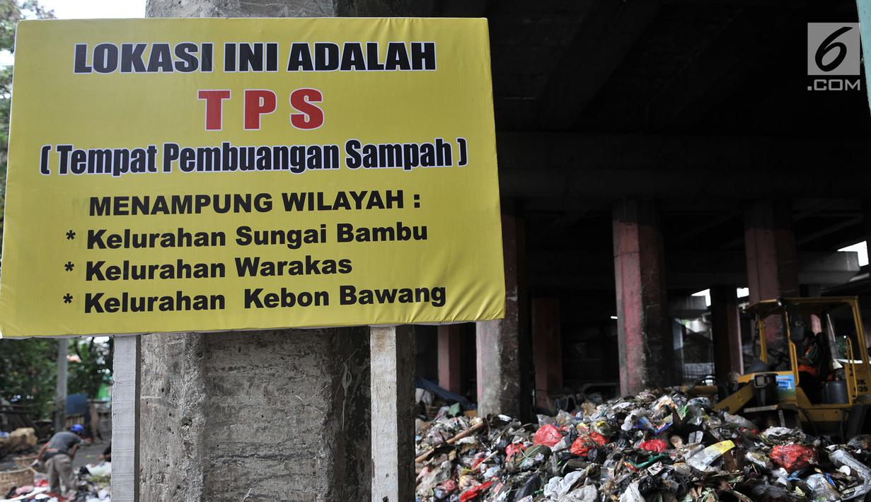 FOTO: Alih Fungsi Kolong Tol Jadi Penampungan Sampah Warga - Foto ...