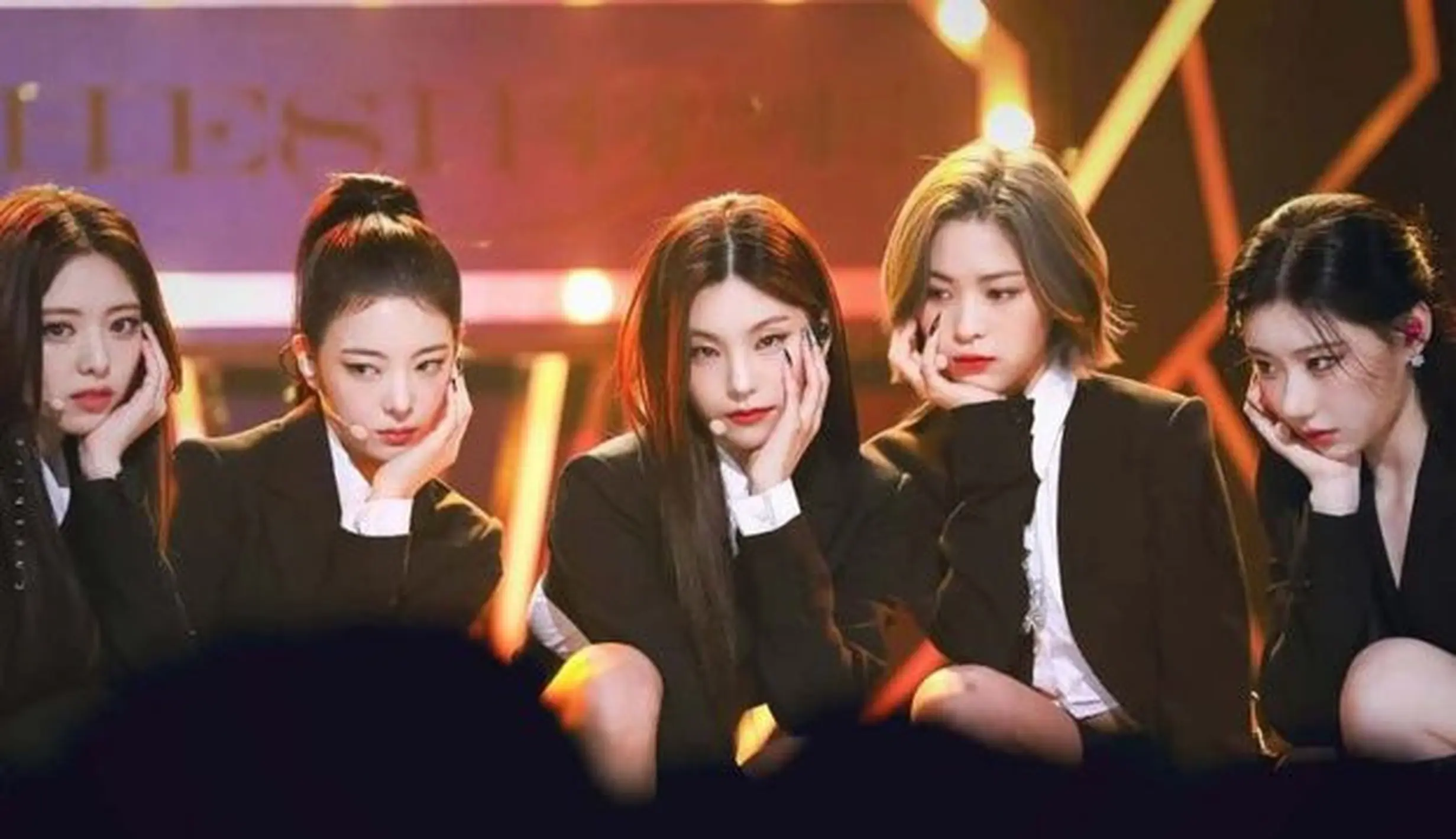 6 Potret Tampilan Terbaru ITZY, Gaya Rambut, Makeup, hingga Pakaian ...