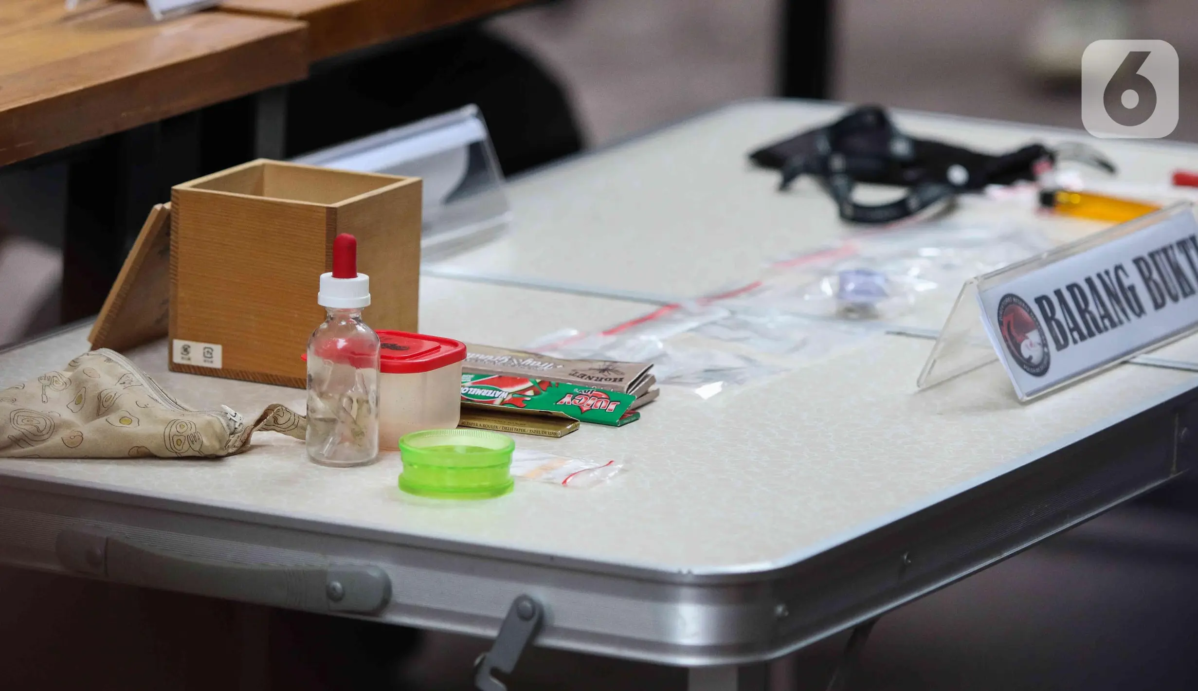 Penampakan Aktor Revaldo Pakai Rompi Tahanan untuk Kali Ketiga - Foto Liputan6.com