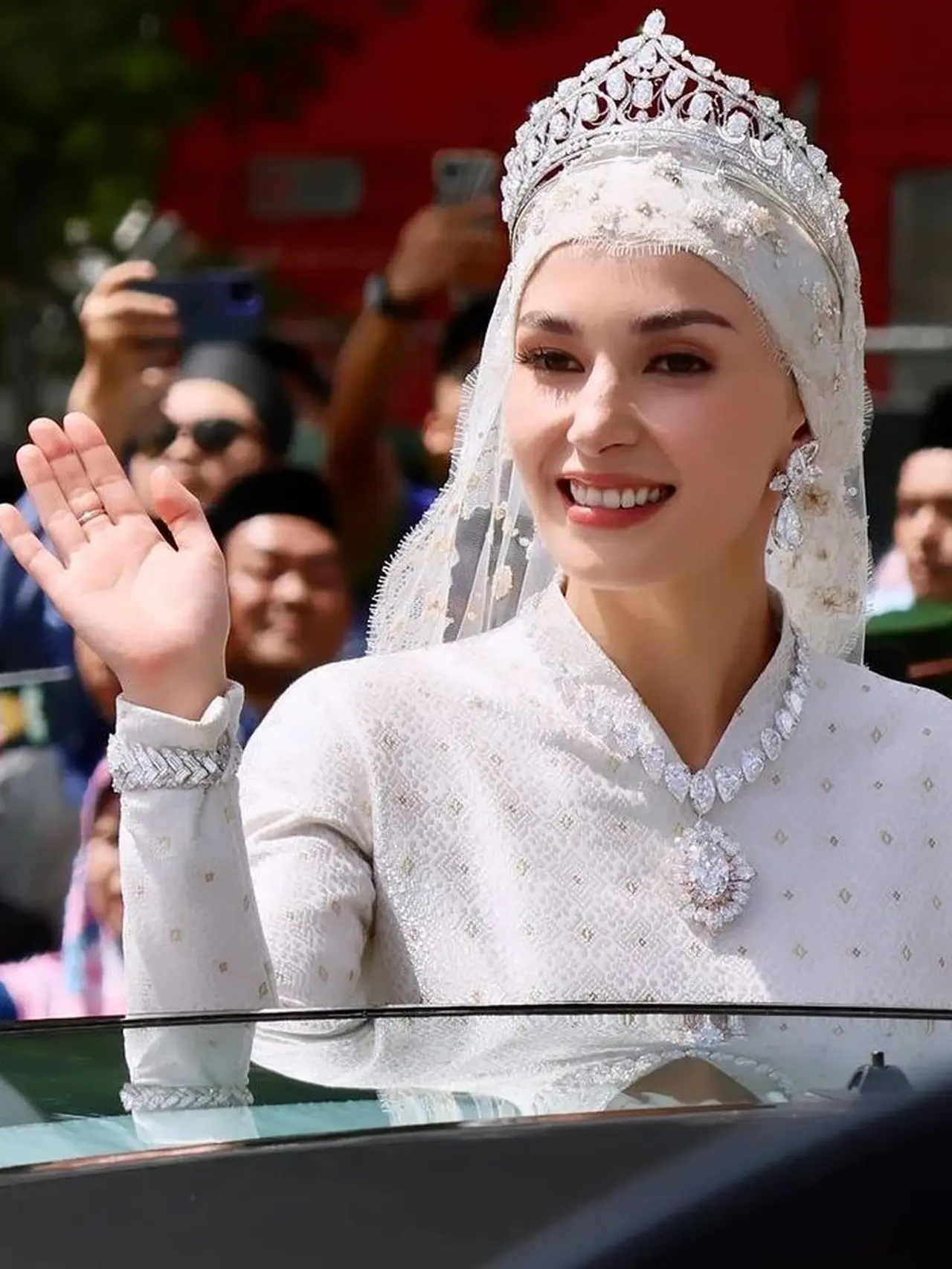 Gaya Salting Anisha Rosnah Kenakan Dress Putih yang Dipuji Pangeran Mateen, Dari Teman Masa ...