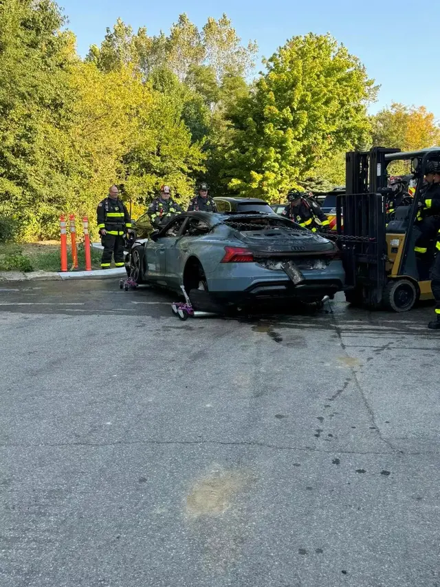 Audi E-Tron GT Terbakar di Dalam Dealer - Otomotif Liputan6.com