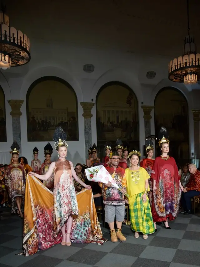 Di Balik Kemegahan New York Indonesia Fashion Week 2022, Ada Vanny ...