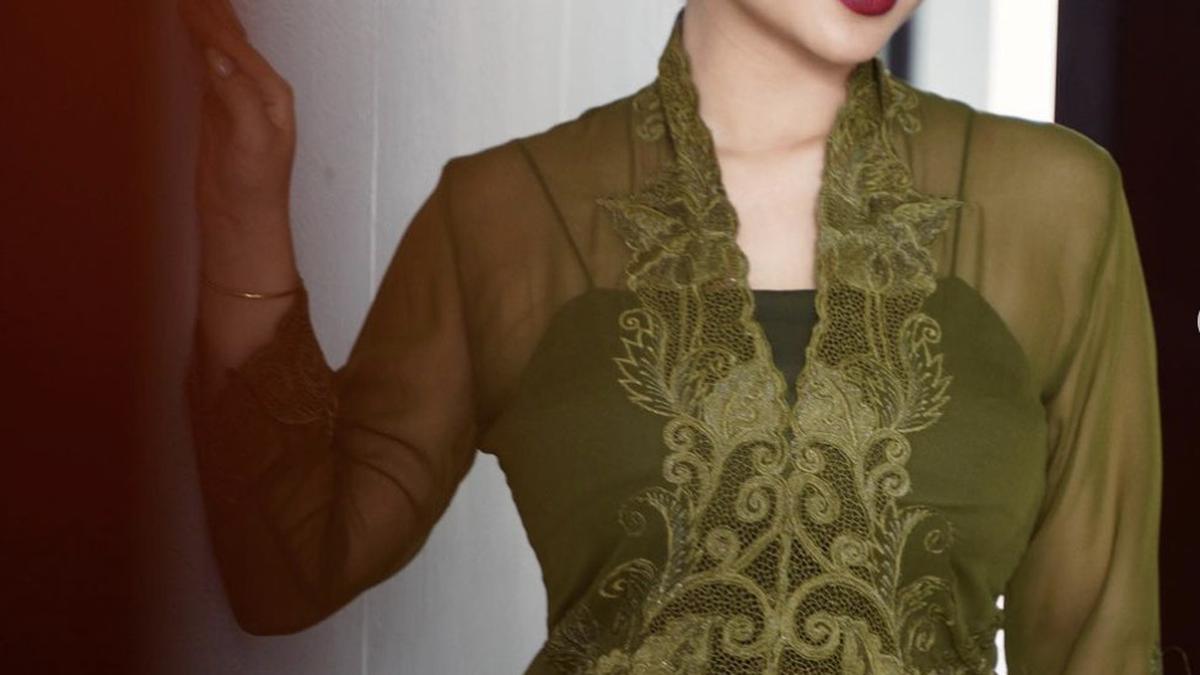 6 Inspirasi Ariel Tatum Tampil Etnik Berkebaya hingga Berbalut Kain ...