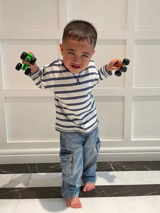 5 Potret Rayyanza dengan Gaya Outfit ala Skena, Bocil Stylish dan ...