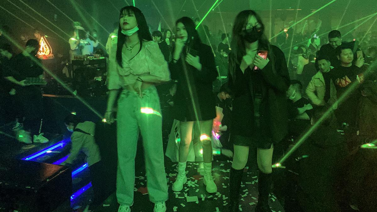 FOTO: Melihat Kelab Malam di Wuhan yang Kembali Ramai