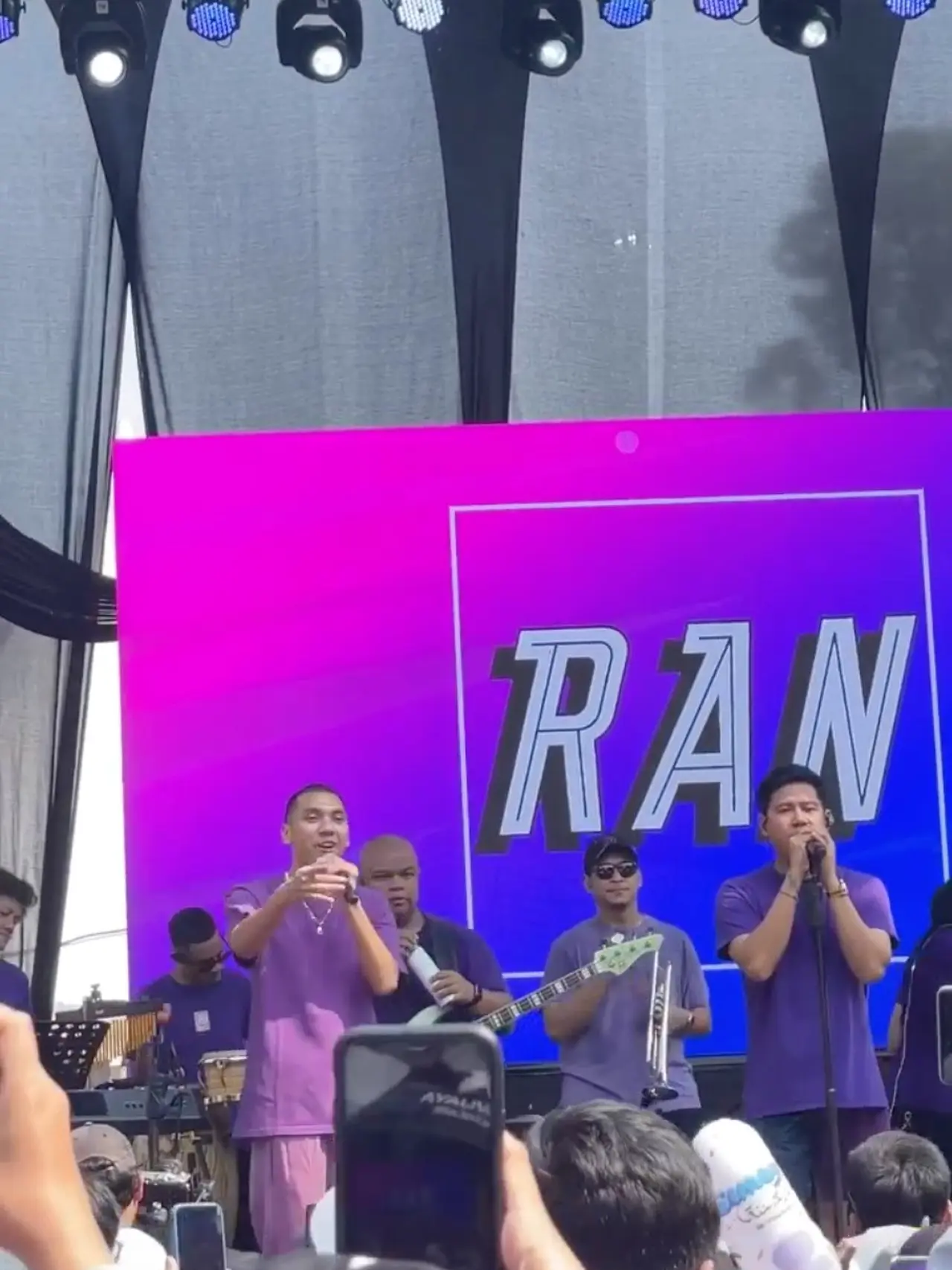 6 Potret RAN Manggung di Senayan Pakai Outfit Ungu, Nyanyi Pandangan ...