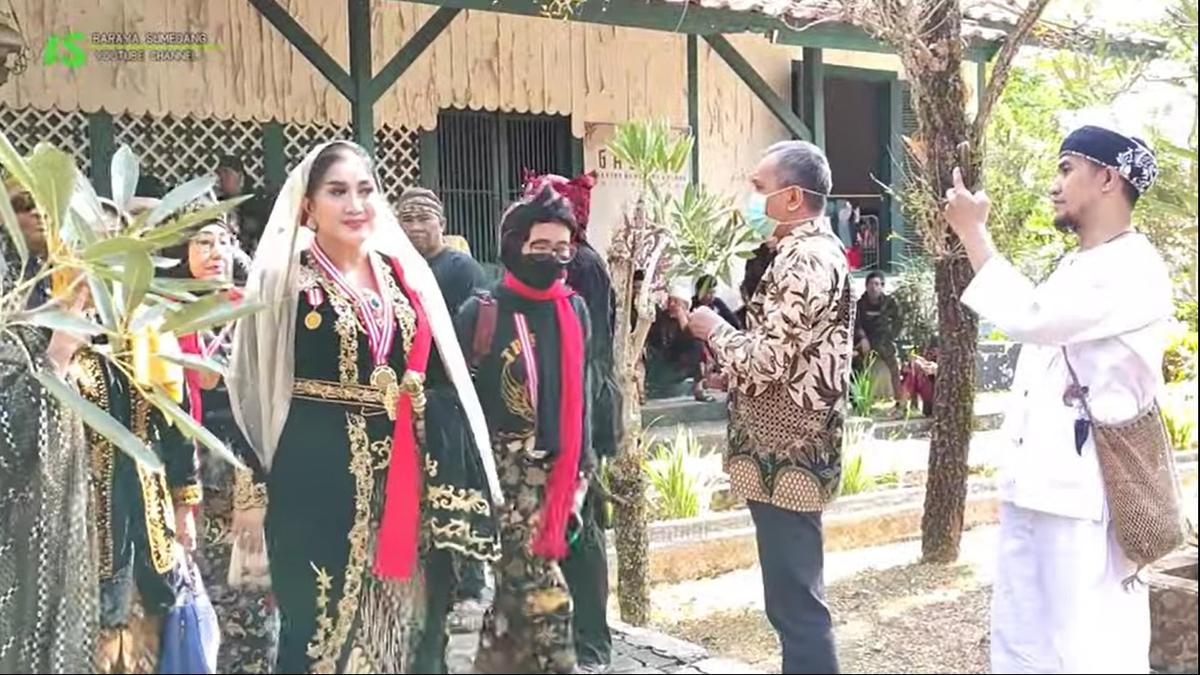 Potret Paramitha Rusady Ikut Kirab Pusaka dan Jamasan Keraton Sumedang