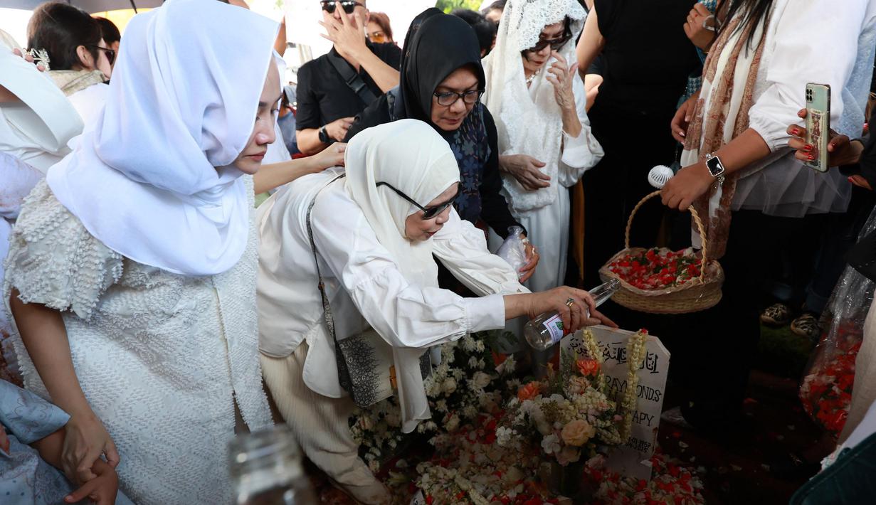 Iringi Pemakaman Ray Sahetapy, Dewi Yull Setia di Samping Makam