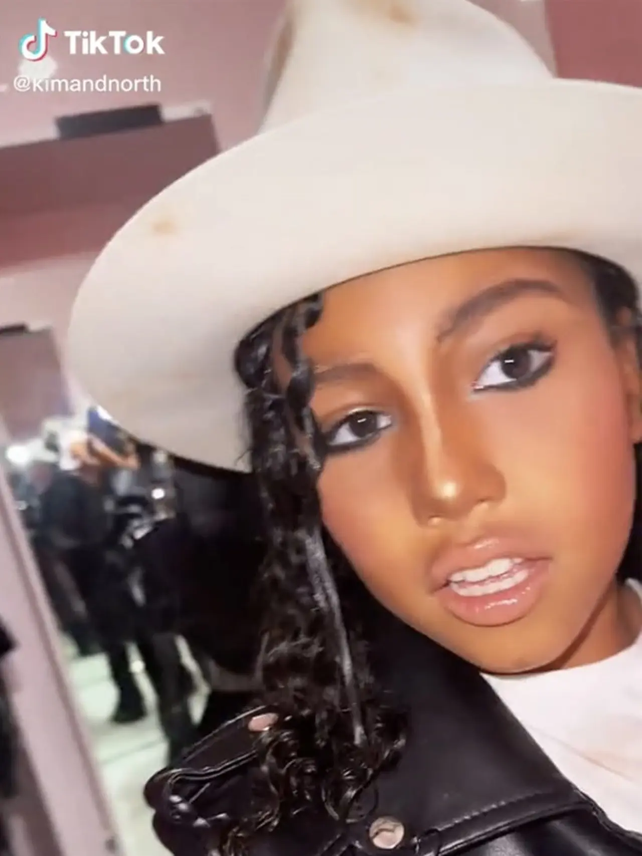 Putri Kim Kardashian Pakai Topi Michael Jackson sebagai Kostum ...