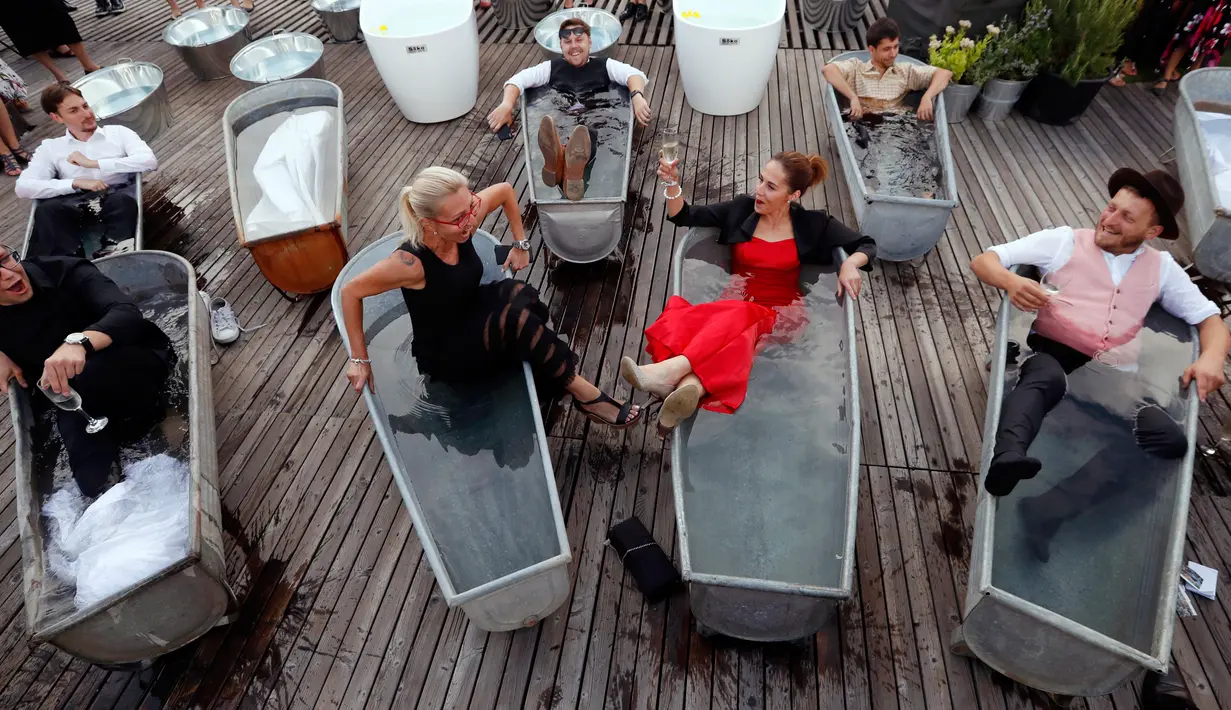 FOTO: Sensasi Baru, Menikmati Opera Sambil Berendam dalam Bak Mandi ...