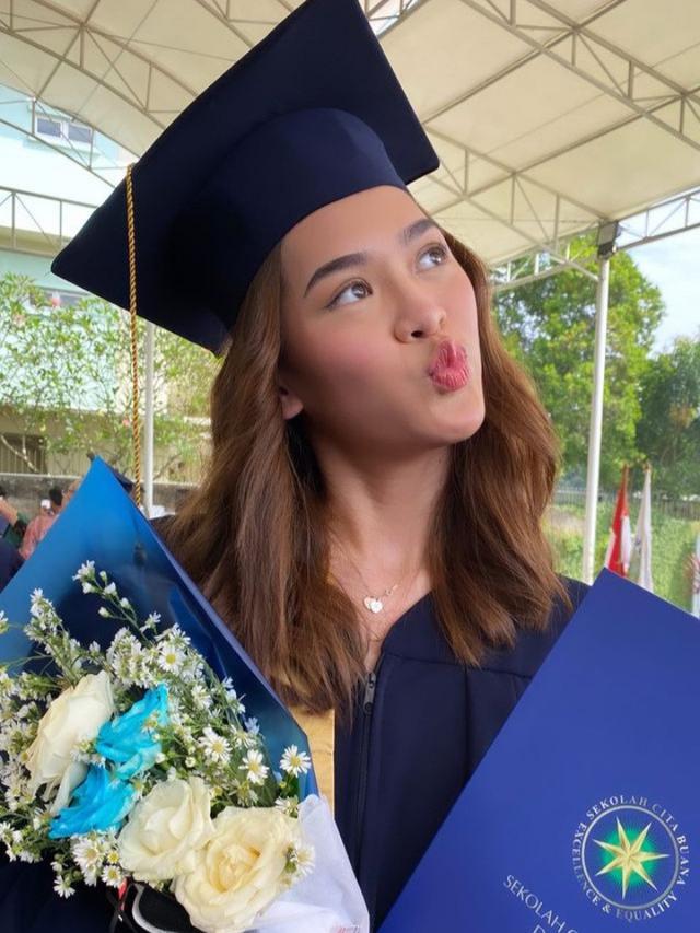 7 Momen Wisuda Kayra Miendra Putri Mieke Amalia, Didampingi Tora Sudiro - Hot Liputan6.com