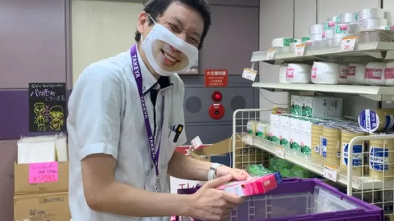 Toko di Jepang Wajibkan Pegawainya Pakai Masker Senyum Selama Pandemi ...