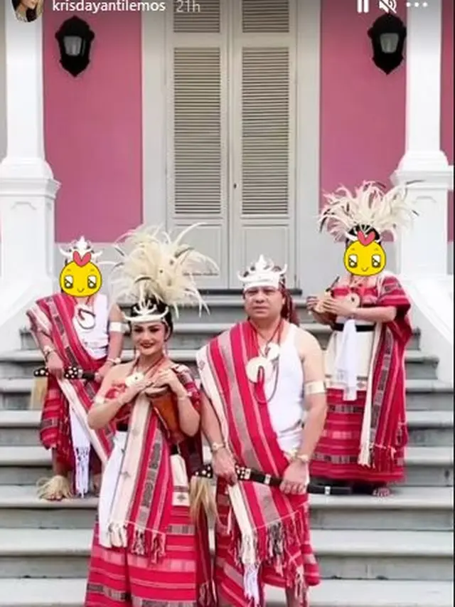 7 Potret Artis Krisdayanti dan Keluarga Pakai Baju Adat Timor Leste ...