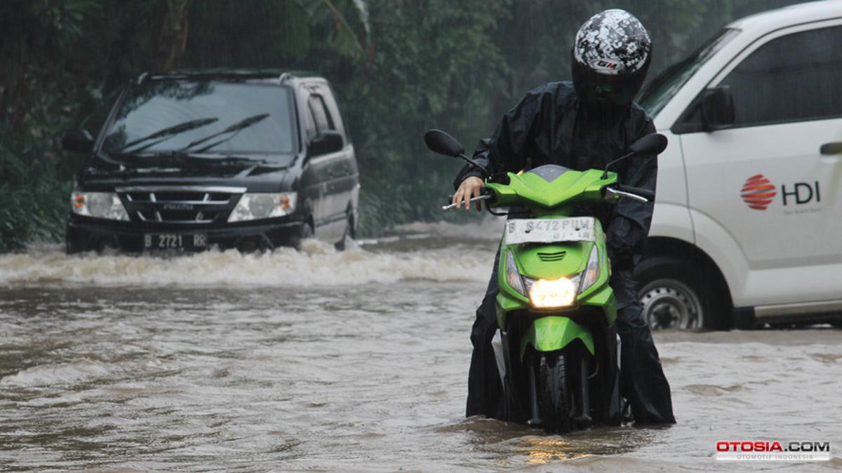 5 Hal yang Wajib Dilakukan Ketika Motor Terendam Banjir - Berita Otosia.com