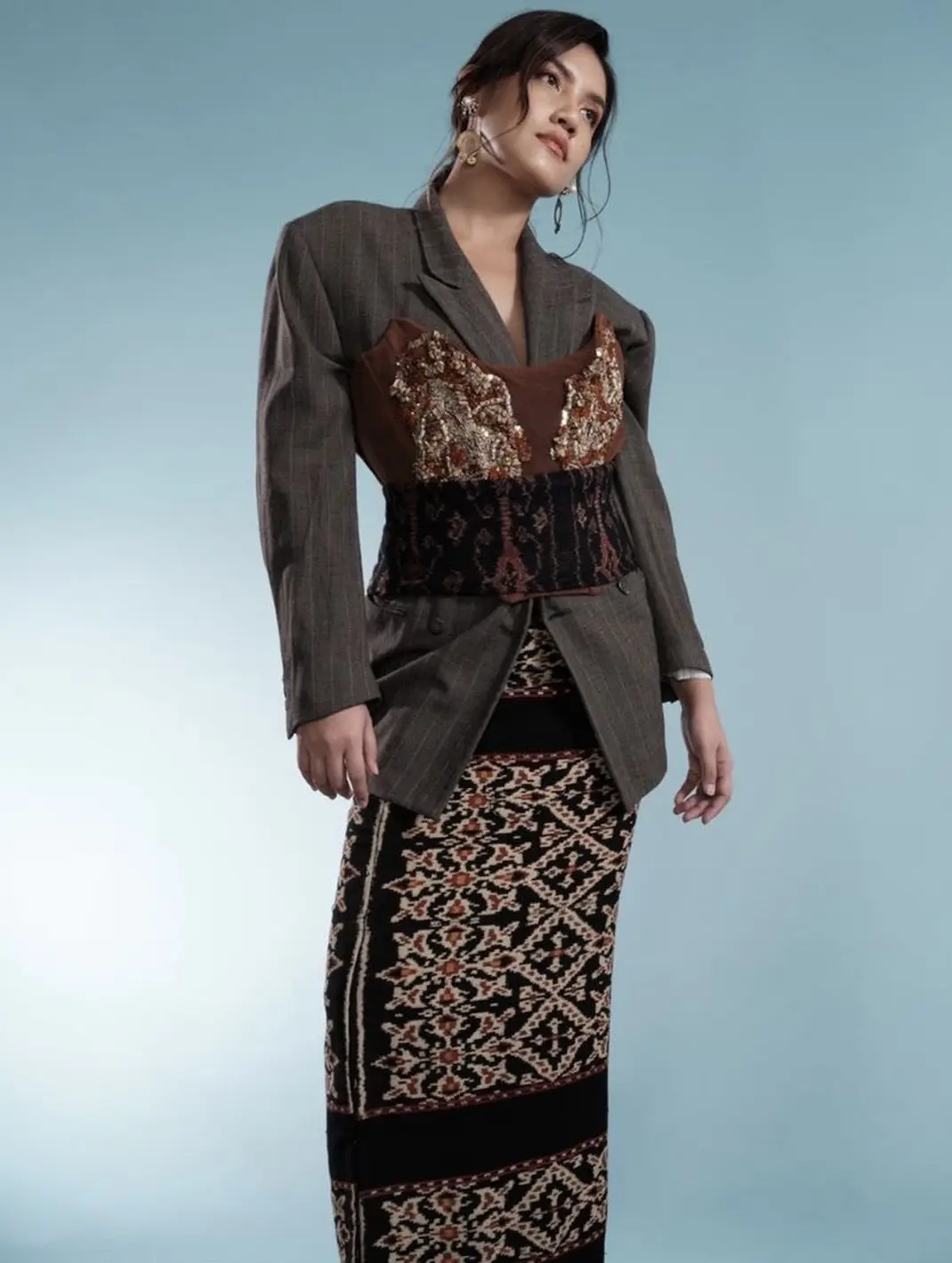 12 Pesona Publik Figure Kenakan Kain Tenun untuk Pameran Oscar Lawalata, Angga Yunanda Disebut ...