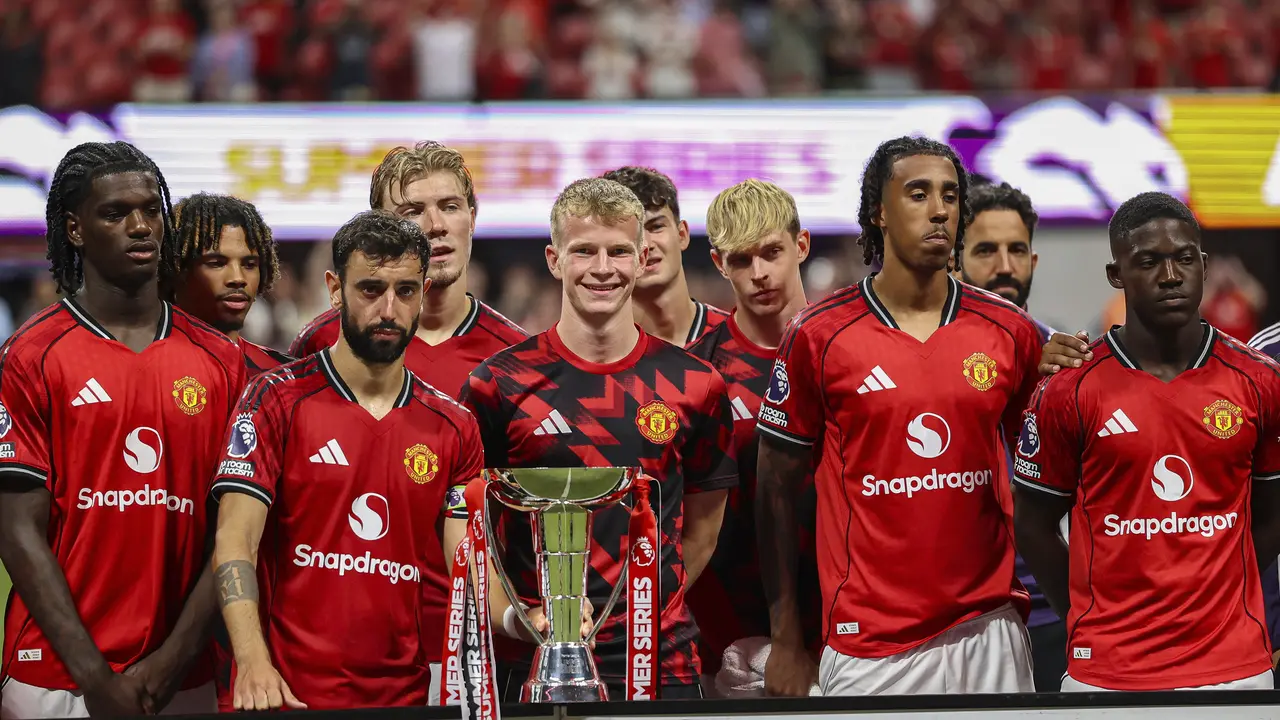 Top 3 Berita Bola: Lewis Hamilton Sukses, Manchester United Coba Rekrut ...