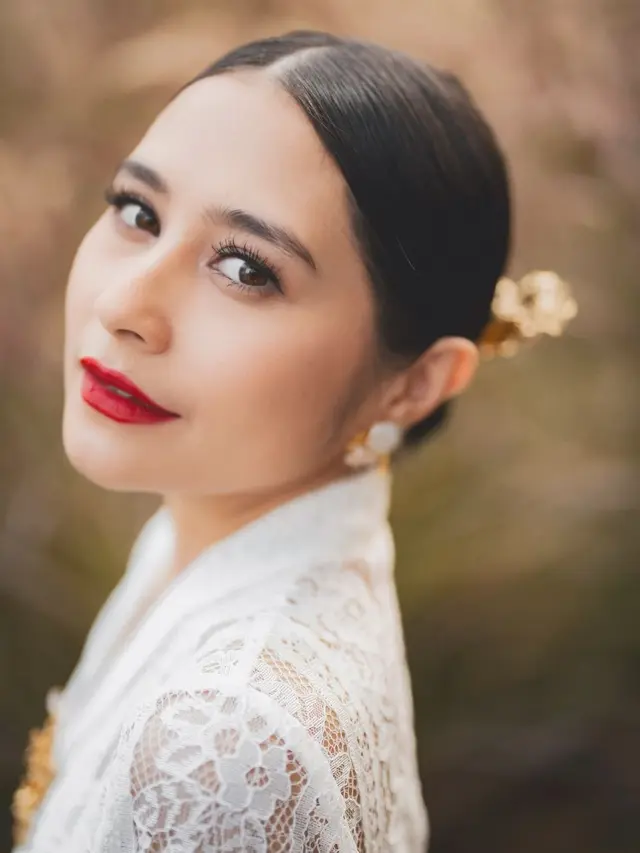 6 Potret Prilly Latuncosina Tampil Anggun Pakai Kebaya Nona dari Manado ...