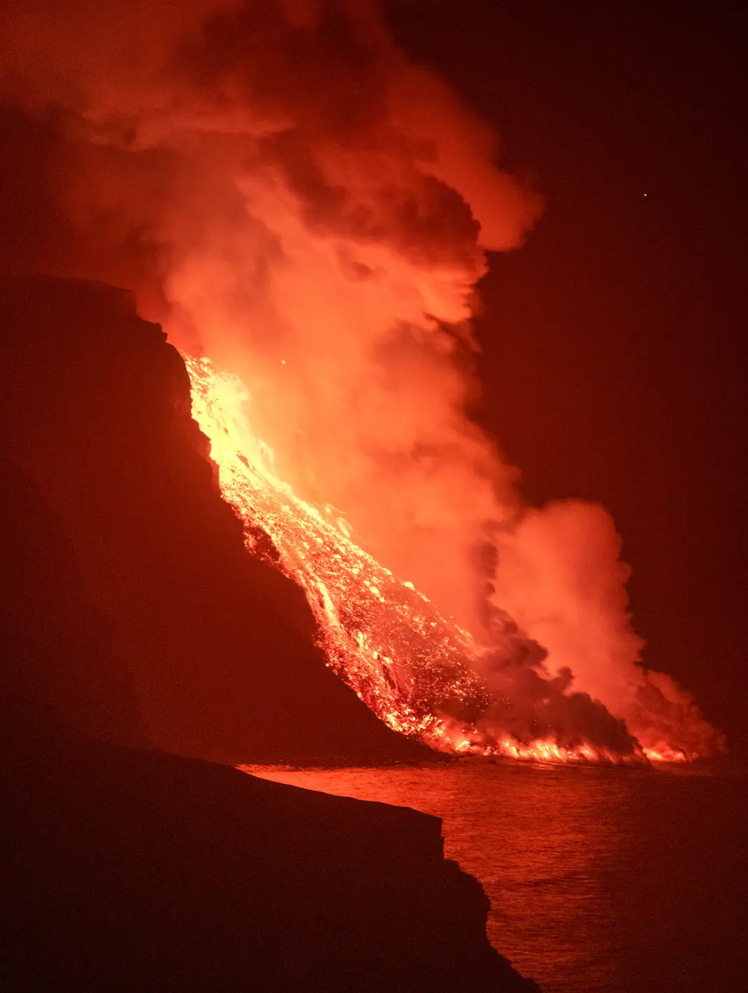 FOTO: Pemandangan Lava dari Gunung Cumbre Vieja Spanyol yang Mencapai ...