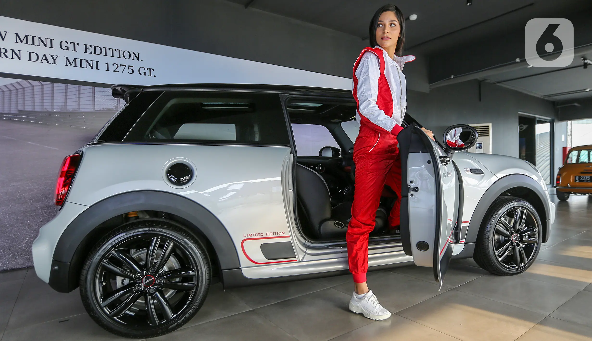 FOTO: Pose Model saat Peluncuran MINI GT Edition - Foto Liputan6.com