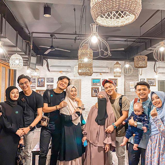 Kumpul Perdana, Ini 6 Momen Kebersamaan Anggota Grup Musik Adam Bareng ...