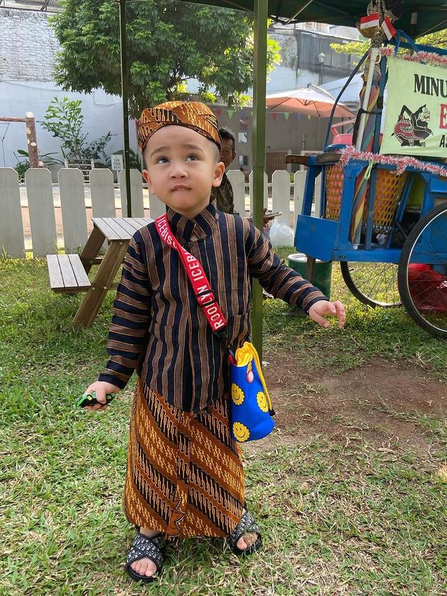Potret Rayyanza Cipung Tampil Menggemaskan dengan Baju Lurik Jawa di ...