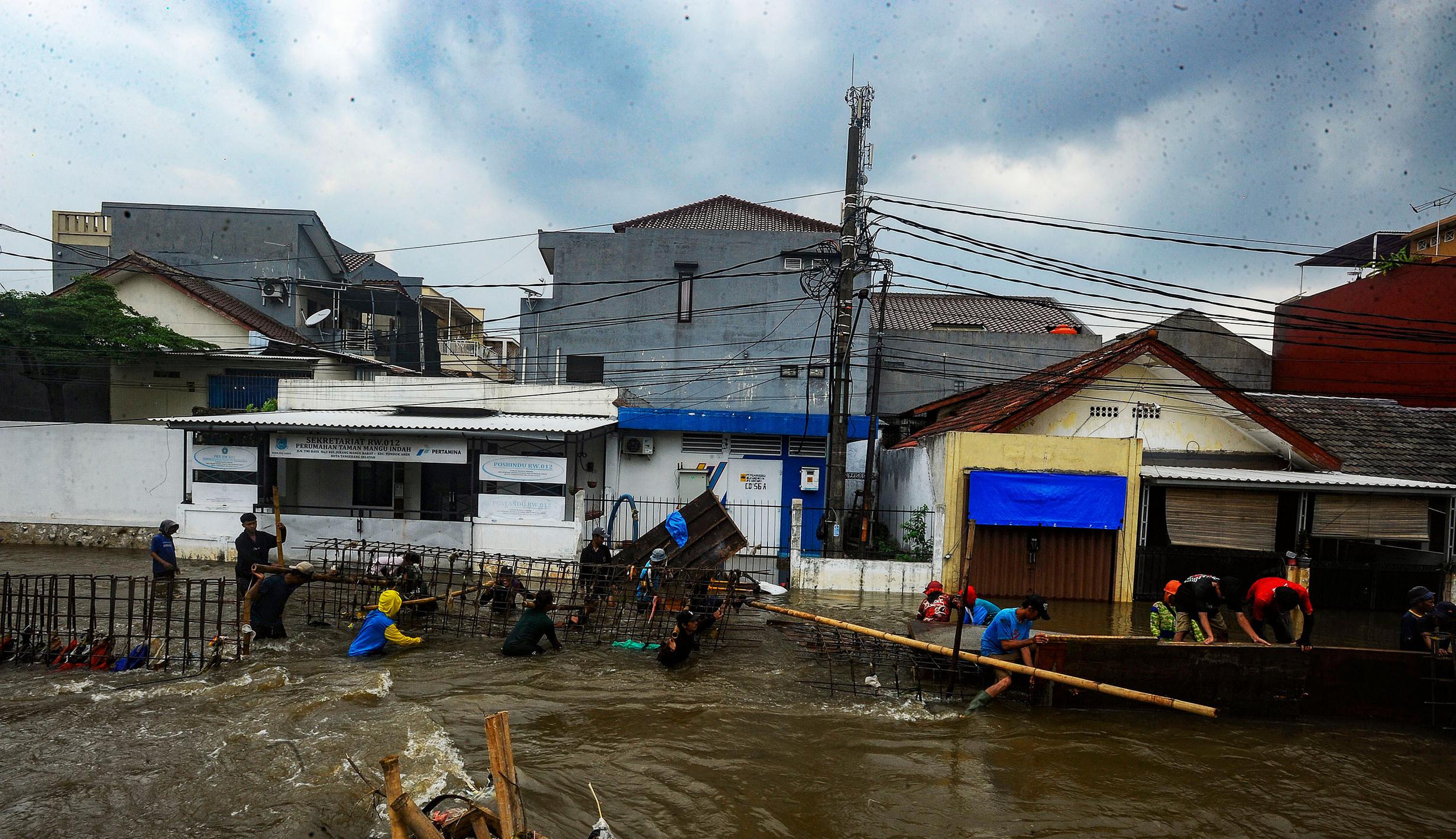 Upaya Perbaikan Tanggul yang Jebol di Taman Mangu Indah Terus Dilakukan