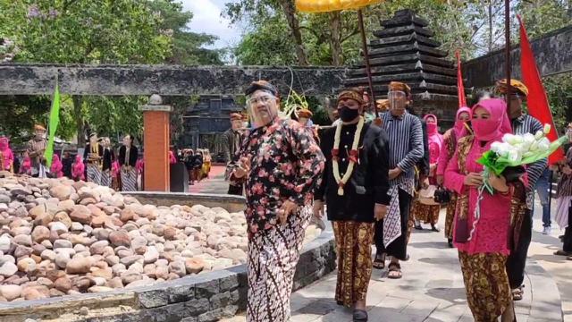 Melihat Prosesi Pengambilan Api Abadi Perayaan HUT ke-344 Bojonegoro ...