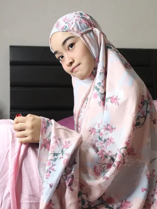 Potret Selebgram Diniyah Nurmala Pakai Mukena, Auranya Makin Terpancar ...