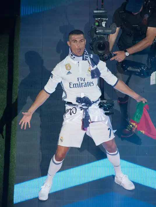 Gaya Rambut Terbaru Cristiano Ronaldo Foto