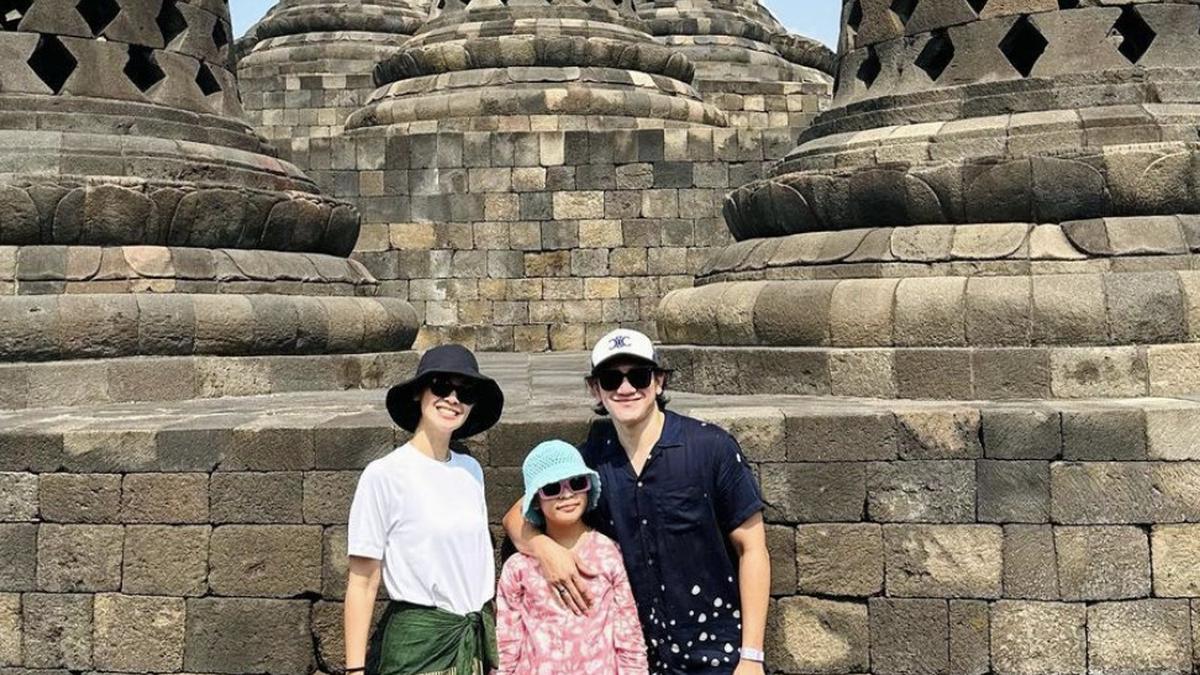 6 Gaya Kompak Keluarga Marsha Timothy, OOTD Seru yang Hadirkan Kesan ...