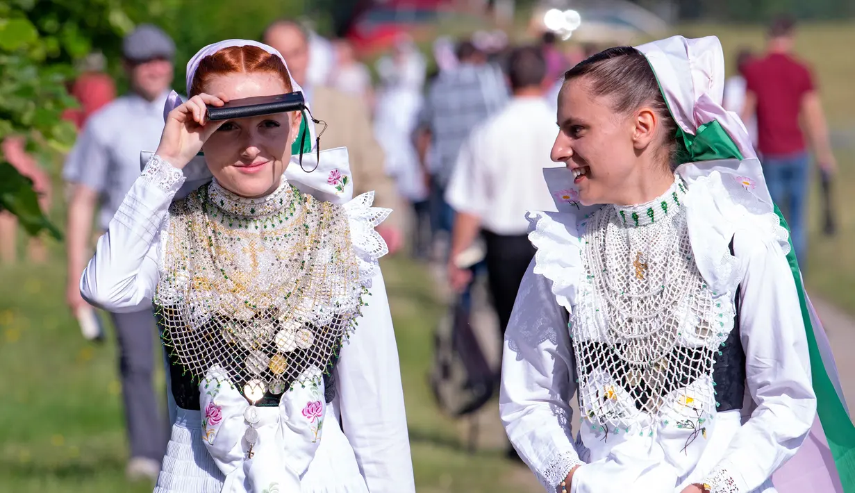 FOTO: Wanita Muda Jerman Gelar Ritual Whit Monday - Foto Liputan6.com