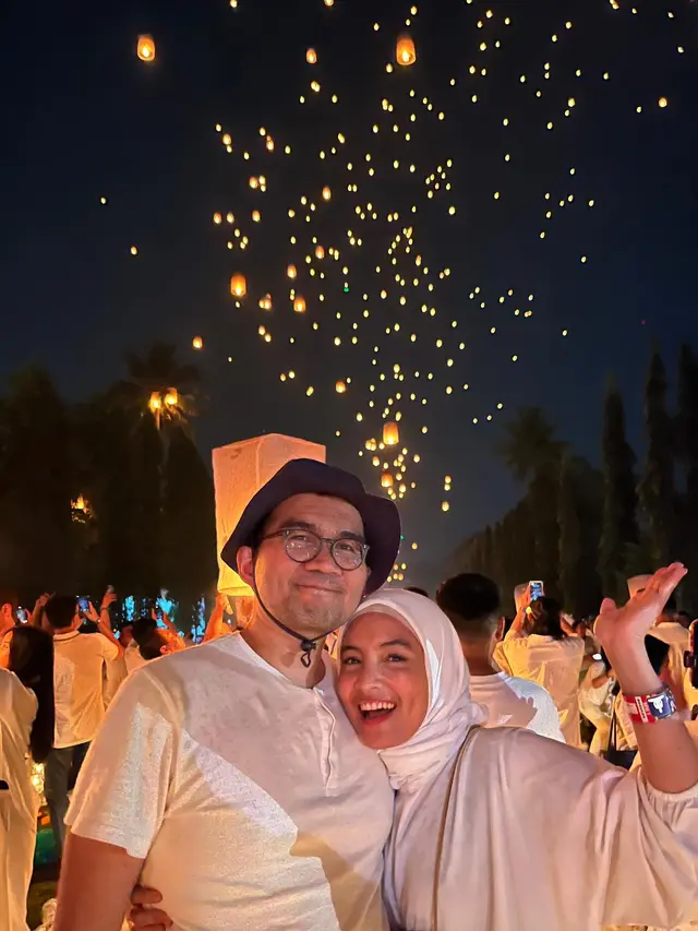 7 Potret Intan Nuraini Hadiri Festival Lampion Waisak 2024 di Candi ...