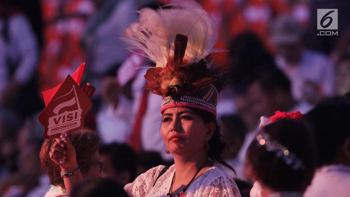 FOTO: Saksikan Pidato Visi Indonesia, Relawan Kibarkan Bendera Merah ...