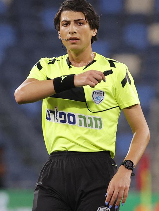 FOTO: Wasit Sepak Bola Transgender Pertama Israel Turun ke Lapangan