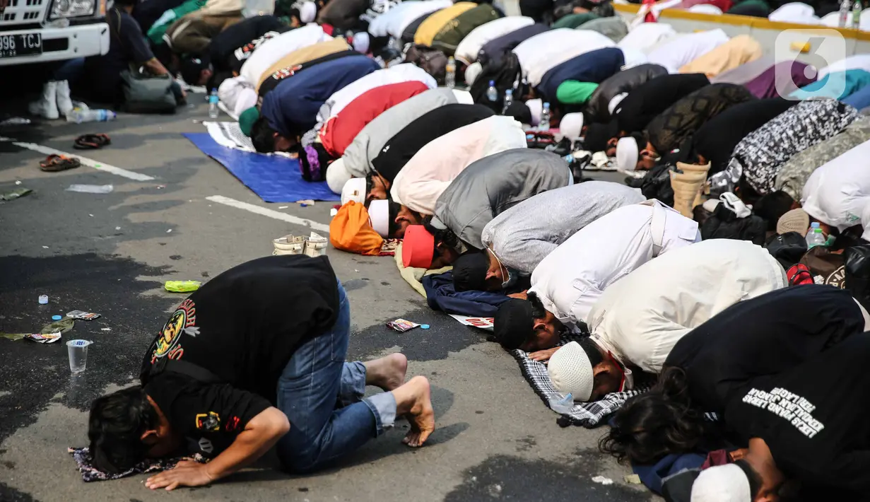 Foto Salat Berjemaah Di Sela Aksi Tolak Uu Cipta Kerja Foto