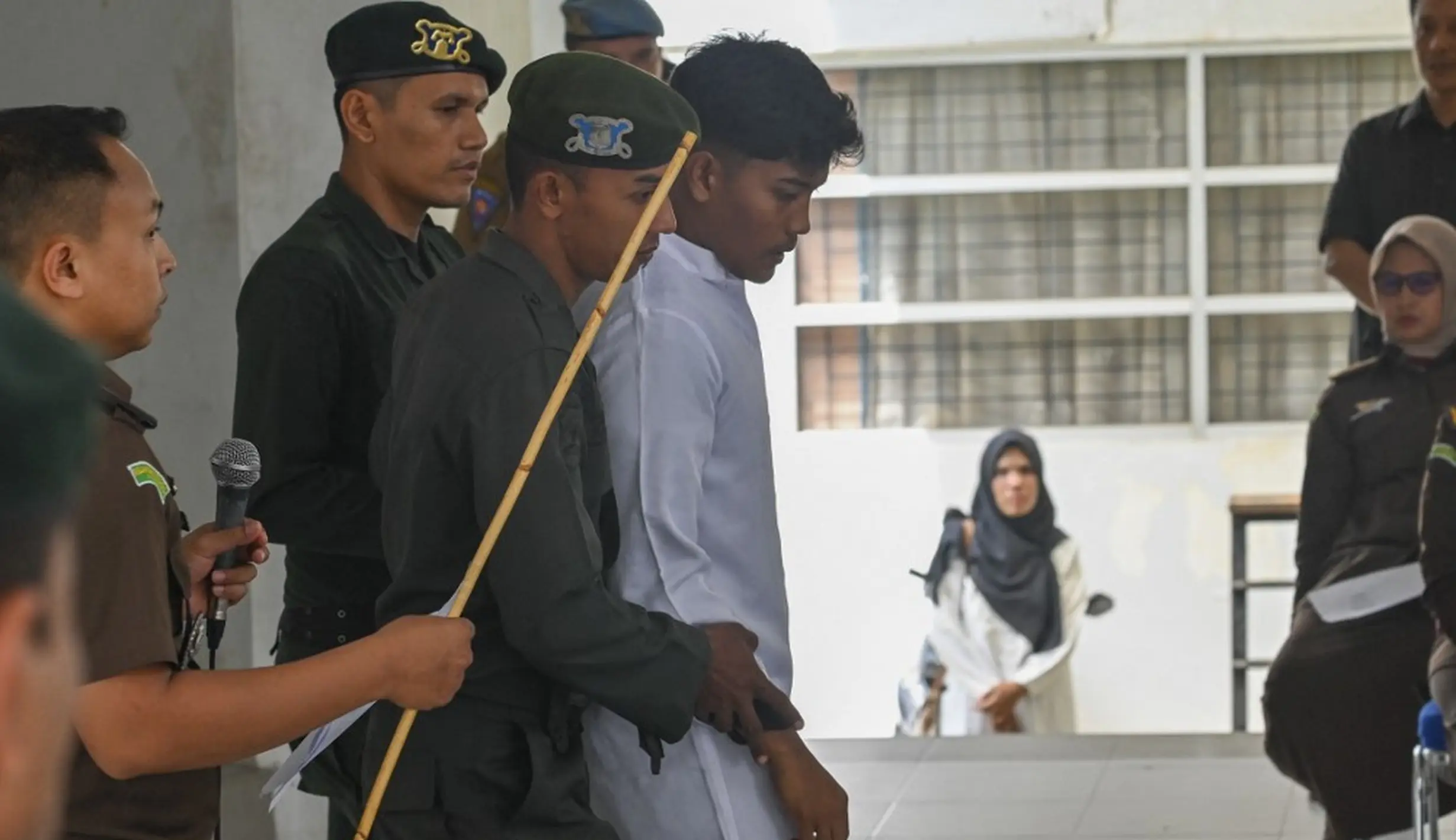 Pelaksanaan Hukum Cambuk Pelaku Zina di Banda Aceh - Foto Liputan6.com