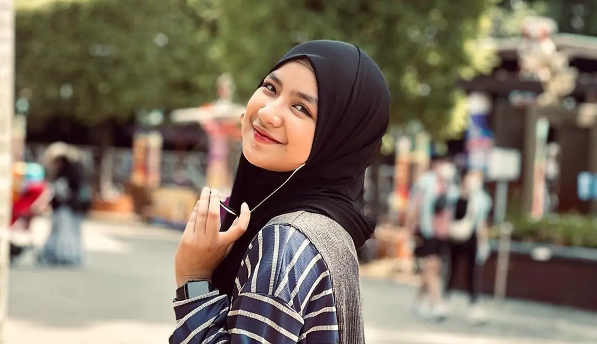 Potret Nashwa Zahira Pakai Jilbab Warna Hitam, Kian Pancarkan Pesonanya - Foto Liputan6.com