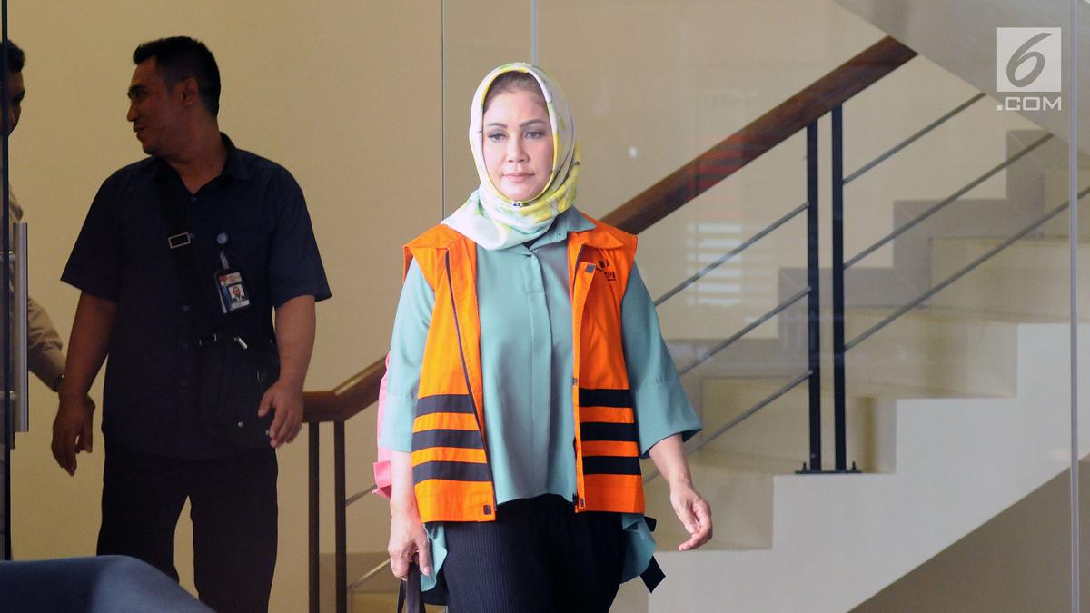 PHOTO: Usai Diperiksa KPK, Siti Masitha Soeparno Bungkam - Foto Liputan6.com