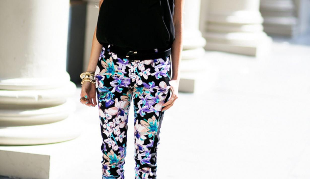 15 Gaya Seru Kenakan Celana Bunga-bunga Untuk Sehari-Hari - Photo ...