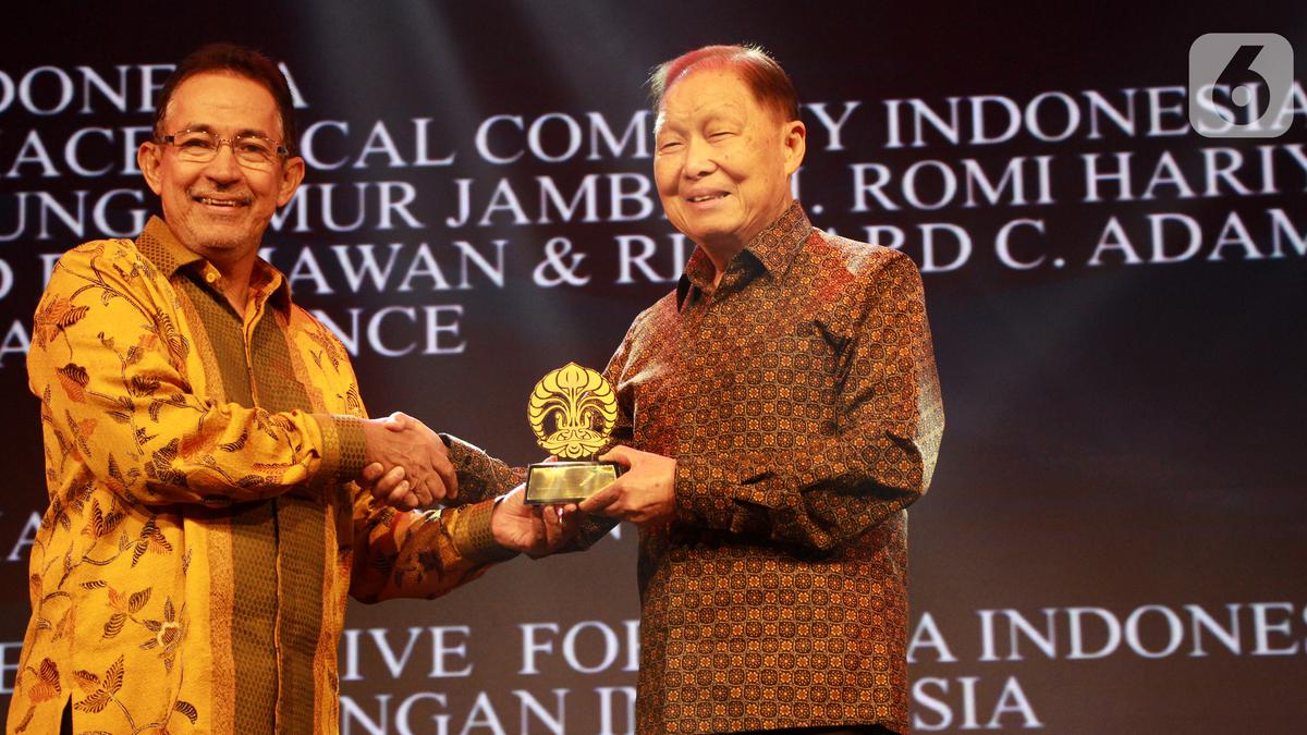 FOTO: Pendiri Lippo Group, Mochtar Riady Terima UI Awarding Night 2019 ...