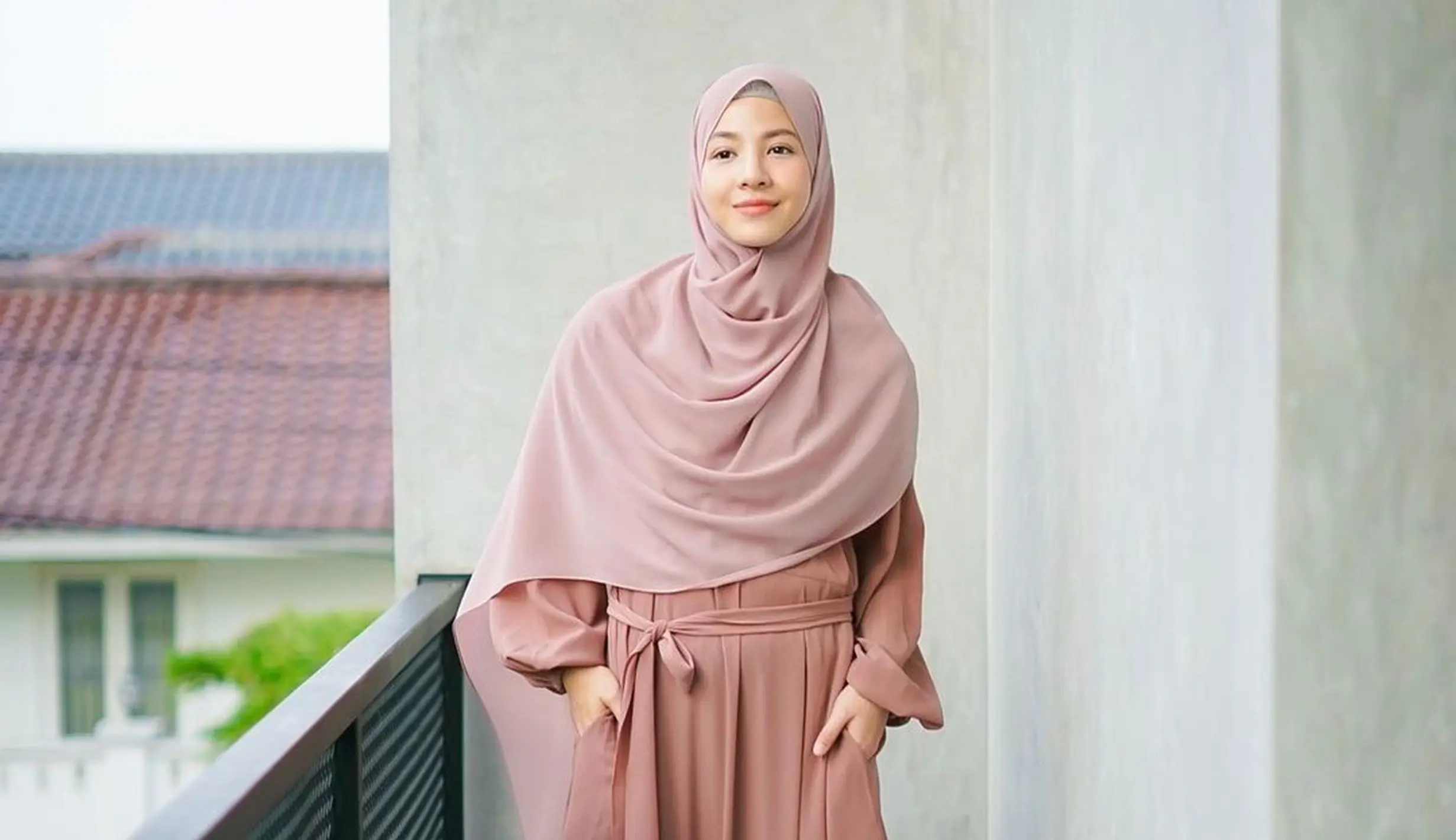 6 Potret Padu Padan Outfit Hijab Natasha Rizky, Santun tapi Tetap Bisa Tampil Gaya - Photo ...
