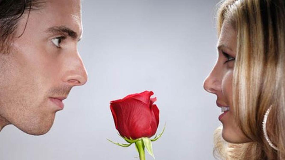 6 Cara Wanita Ungkapkan Rasa Cintanya - Health Liputan6.com