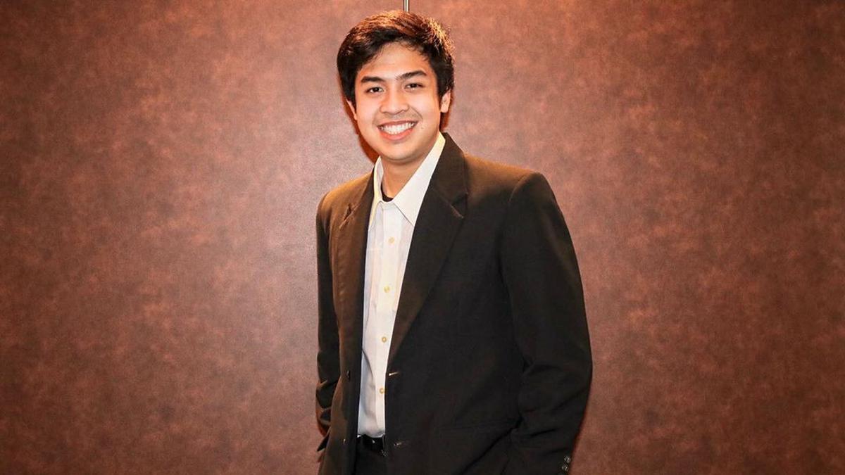 6 Gaya Jerome Polin Sijabat Saat Kenakan Jas, Tampil Formal - Surabaya ...