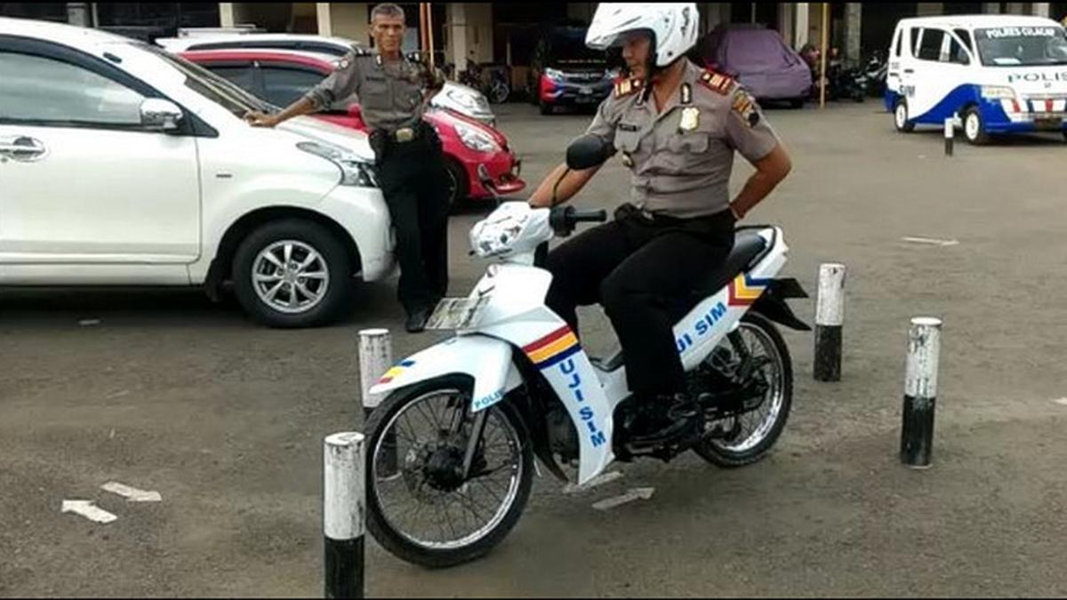Ujian Praktik SIM C, Polisi Ini Cuma Pakai Tangan Satu - Otomotif ...