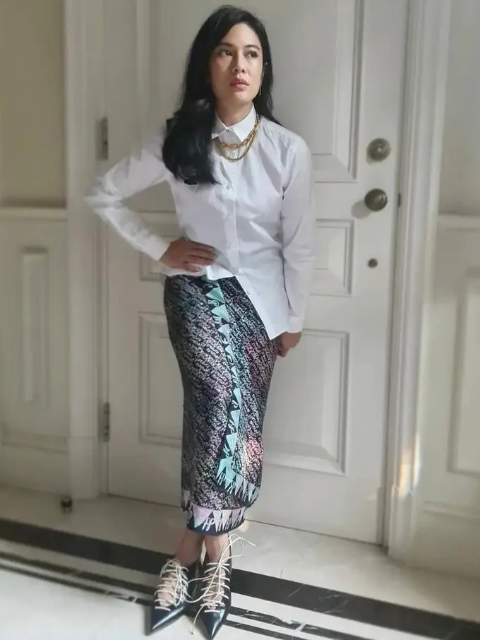 Simple dan Stylish, Ini Padu Padan Kemeja Putih Untuk Lebaran dari Dian Sastrowardoyo hingga ...