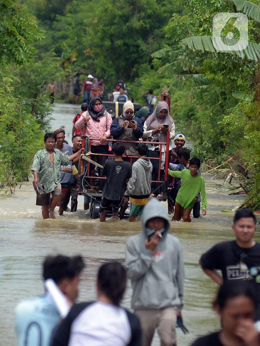 FOTO: LRCI Salurkan Bantuan dan Evakuasi Korban Banjir di Bekasi - Foto Liputan6.com