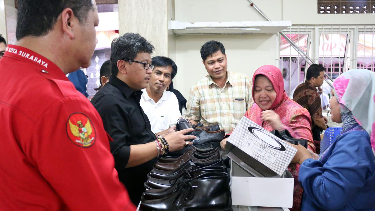 Kunjungi Eks Lokalisasi Dolly, Hasto PDIP Borong Batik dan Sepatu