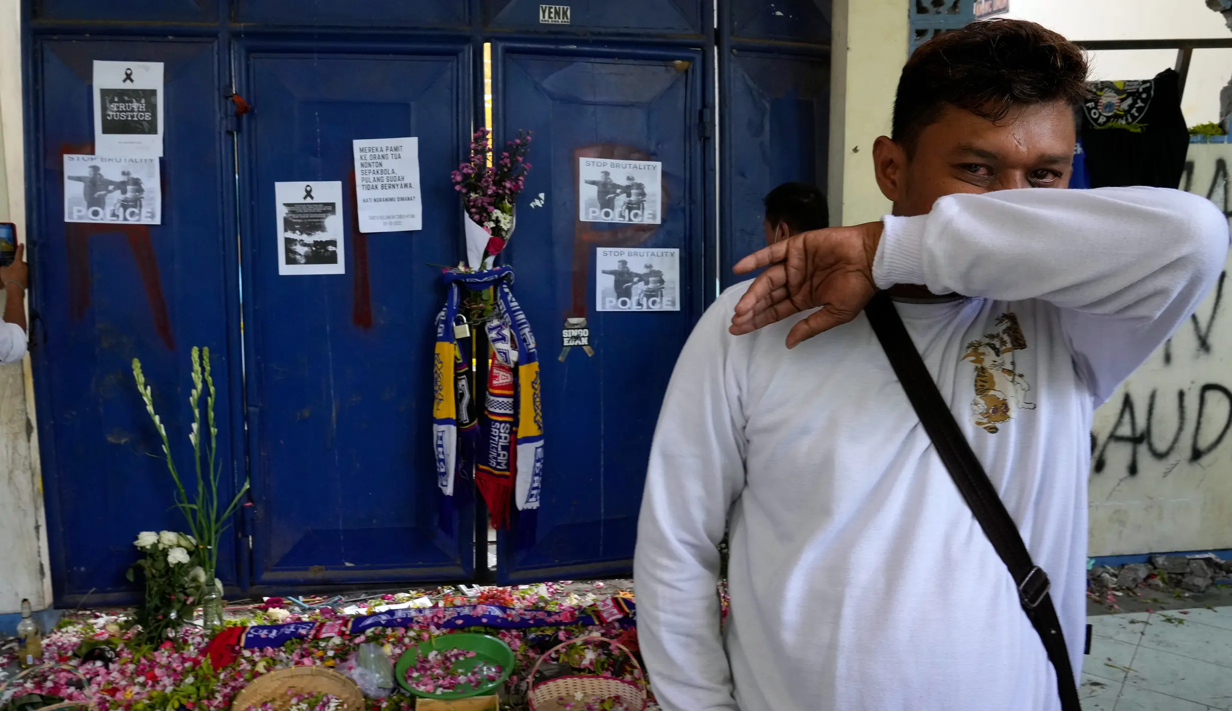Bunga dan Doa untuk Korban Tragedi Kanjuruhan - Foto Liputan6.com